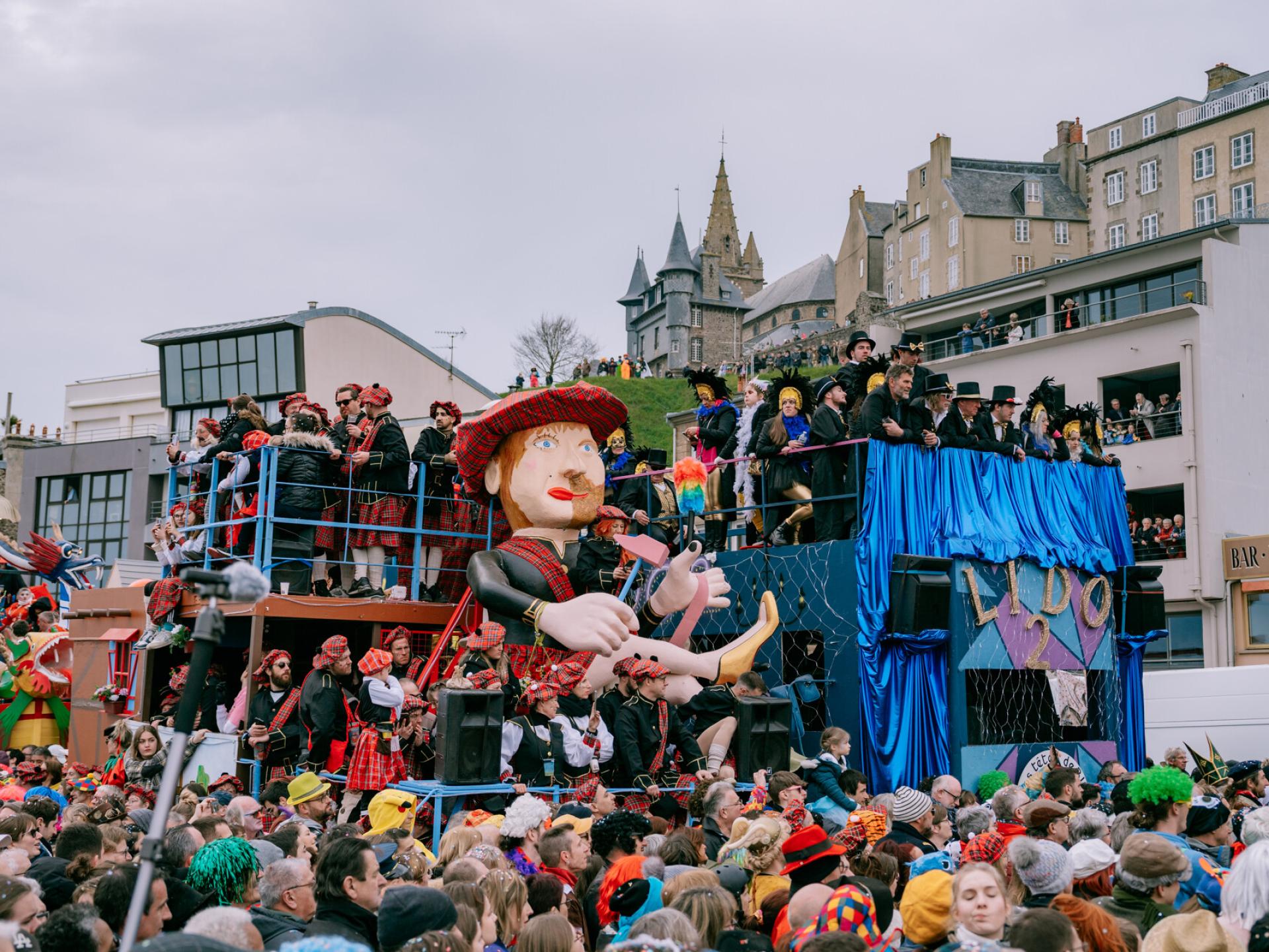Je vis le Carnaval sur un char ! | Destination Granville Terre et Mer